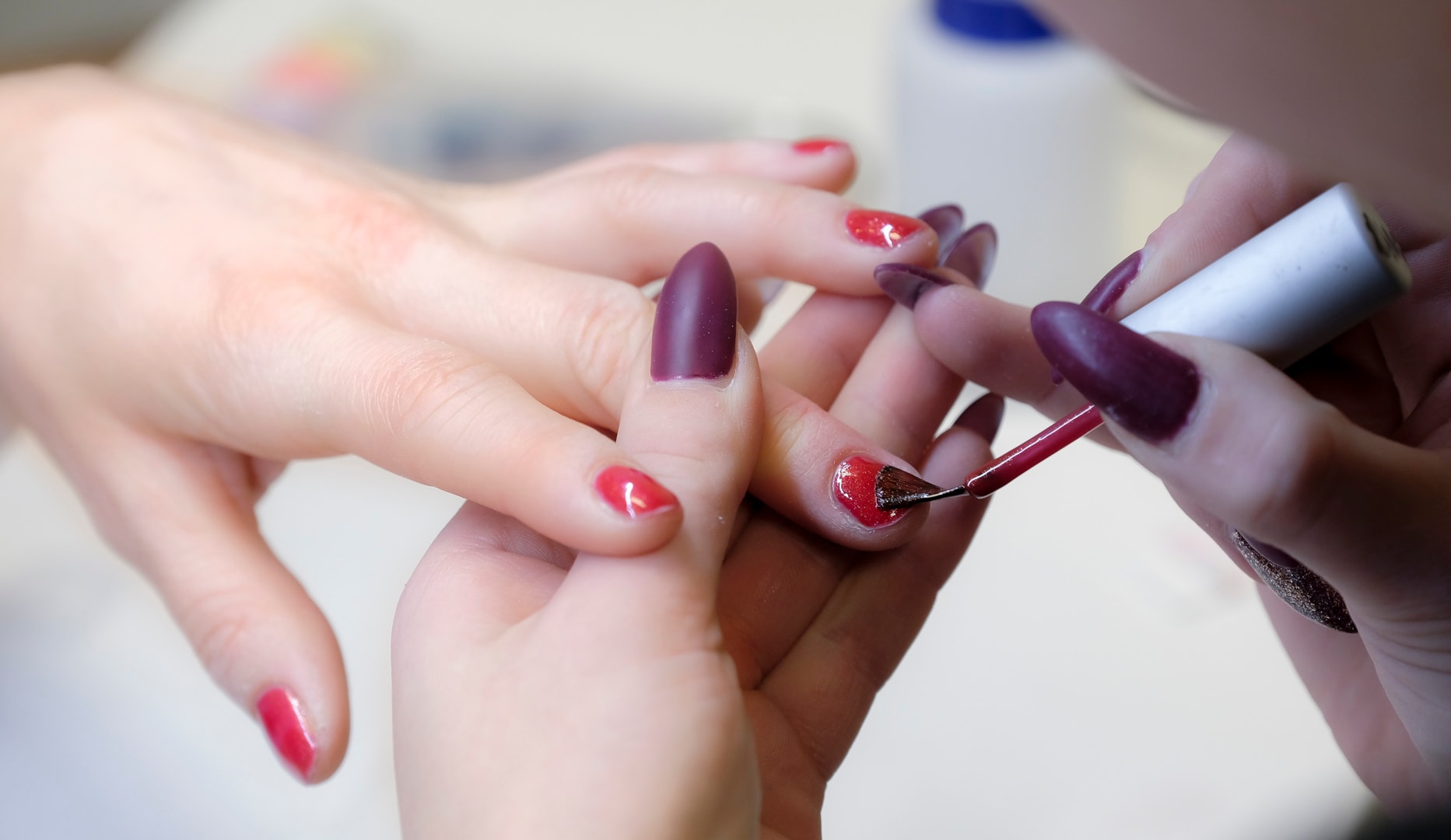 Mini-manicure med gelpolish | Tilbud på oplevelser i København, Aarhus ...