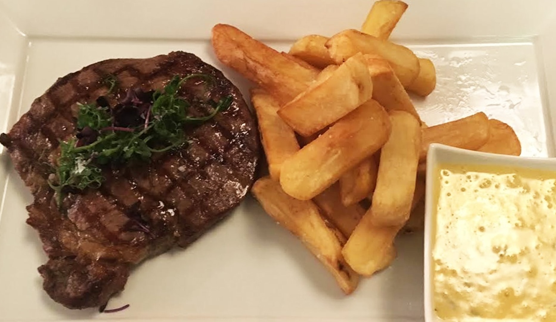 Nyd 300 gr. Rib-Eye Steak med sovs og kartofler - spar 111 kr