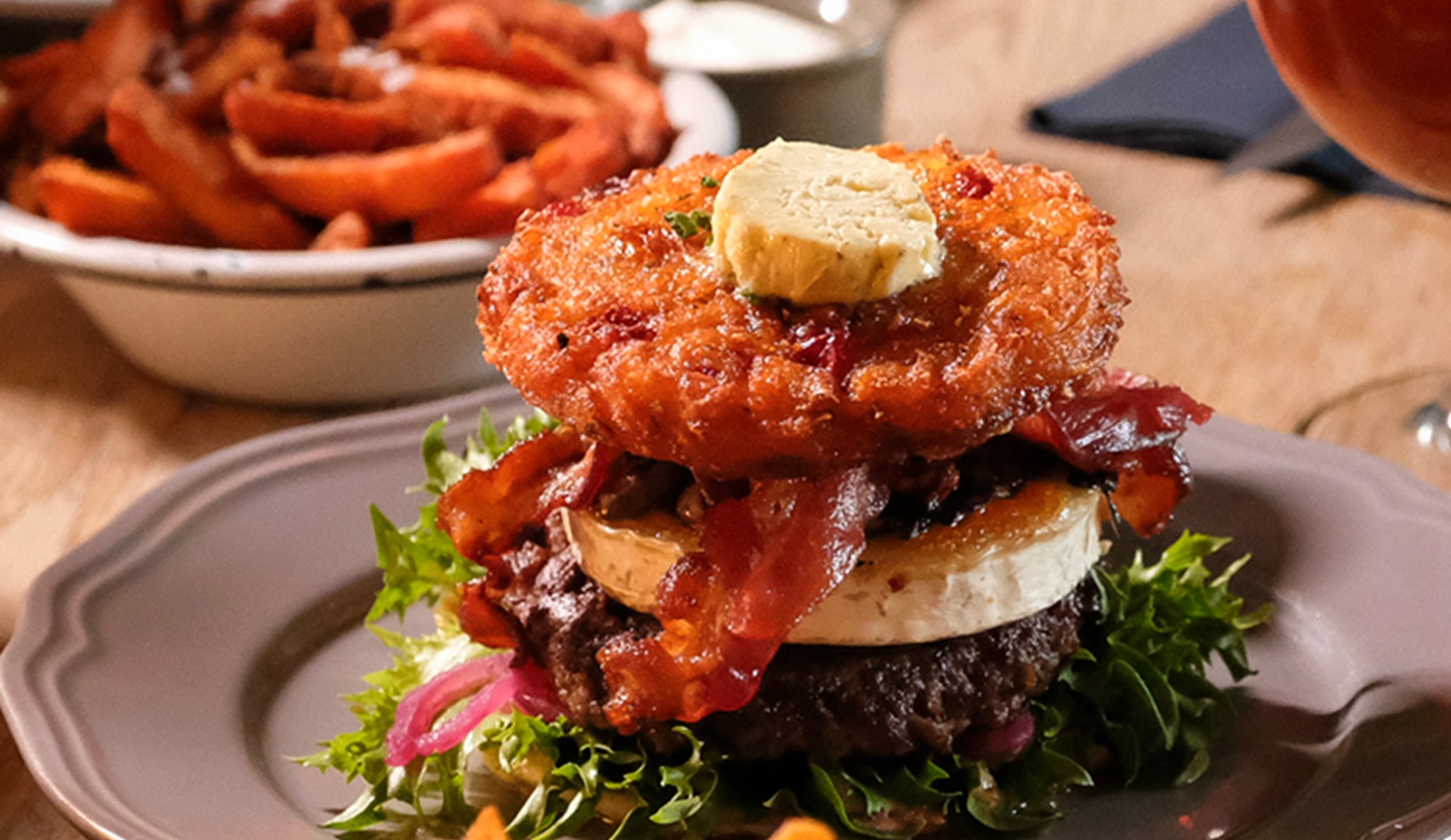 Valgfri Burgermenu hos legendariske Halifax - Spar op til 52% - spar 106 kr