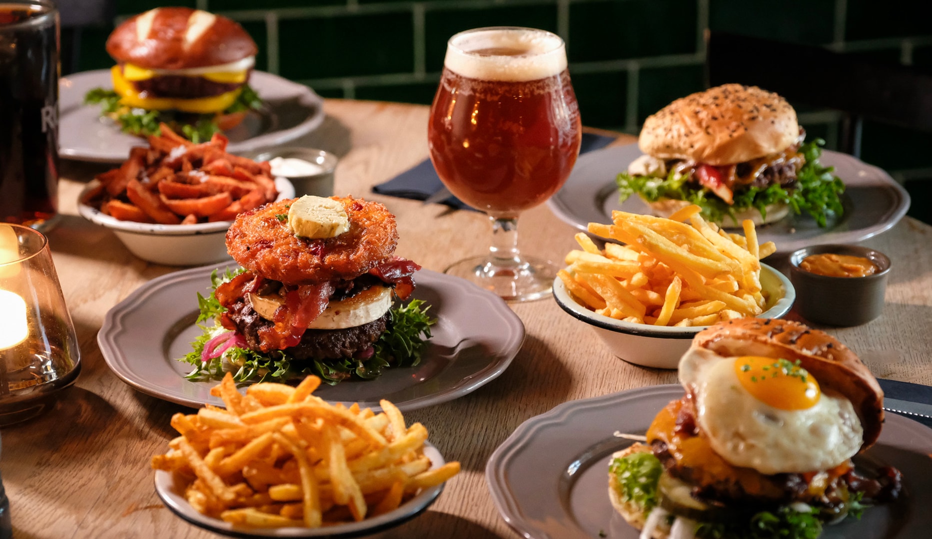 Valgfri Burgermenu hos legendariske Halifax - Spar op til 52% - spar 106 kr