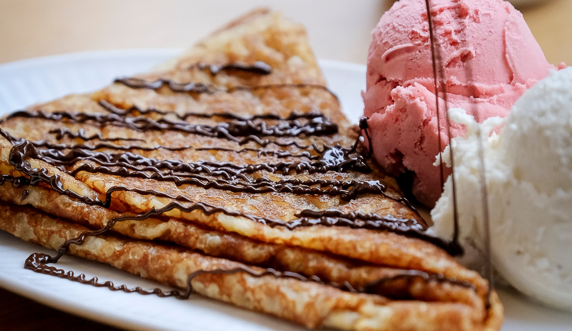 Hjemmelavet Crêpe + Valgfri Varm Drik @ Peter Beier Chokolade - spar 77 kr